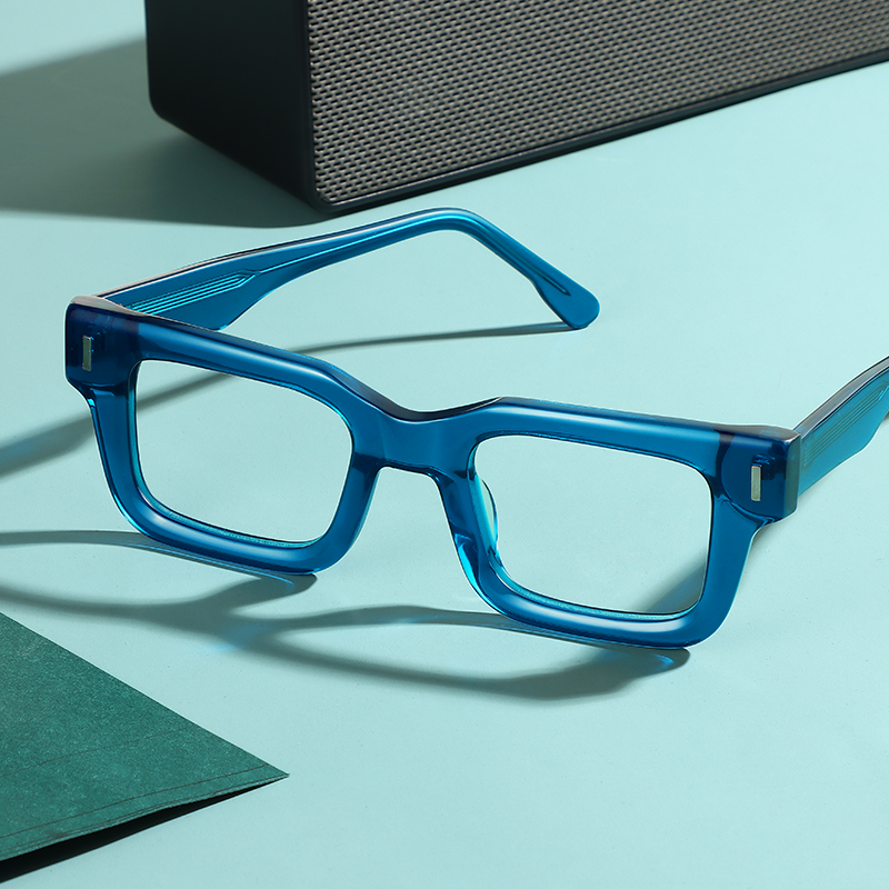 How to Find the Right Eyeglass Style for You