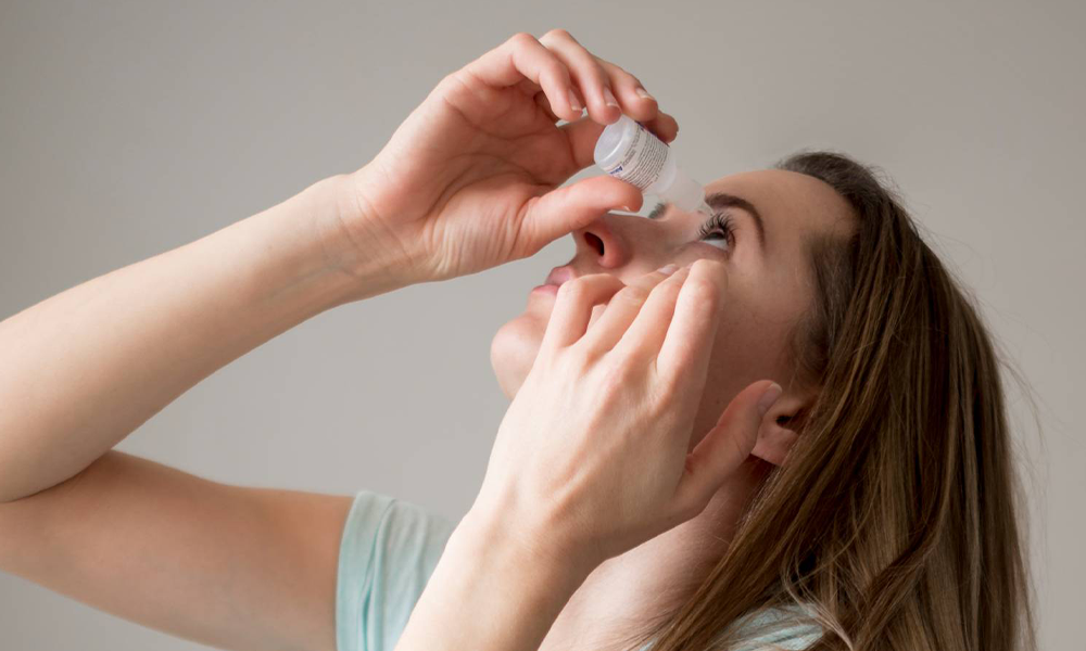 How to Put Eye Drops？